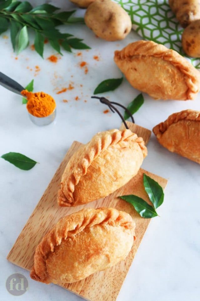 Deep-fried Chicken Curry Puffs