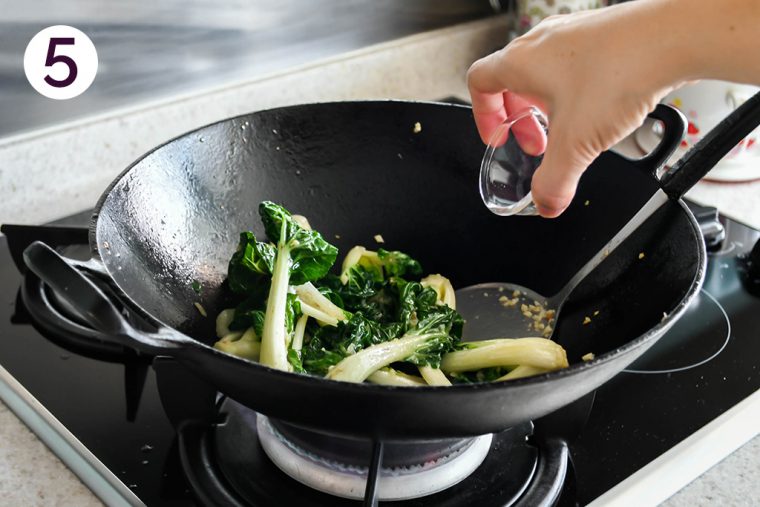 Easy Chinese Stir-fried Nai Bai with Garlic | Foodelicacy