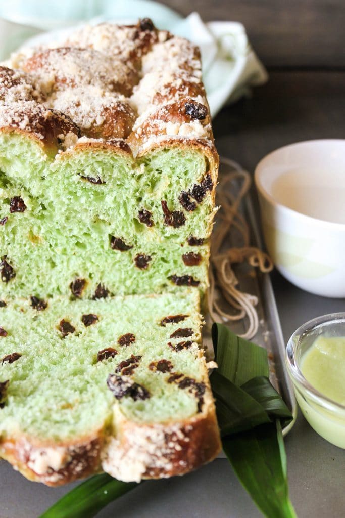 Pandan Raisin Bread with Crumble Topping | Foodelicacy