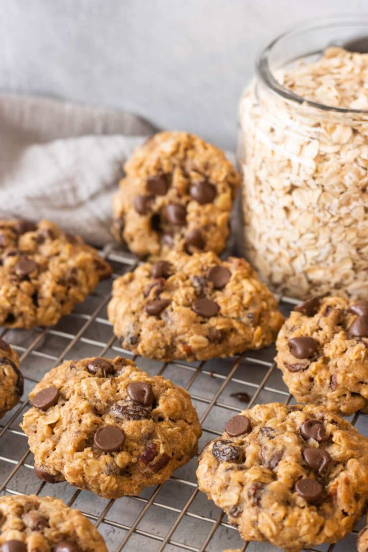 Soft and Chewy Oatmeal Chocolate Chip Cookies {with VIDEO} | Foodelicacy